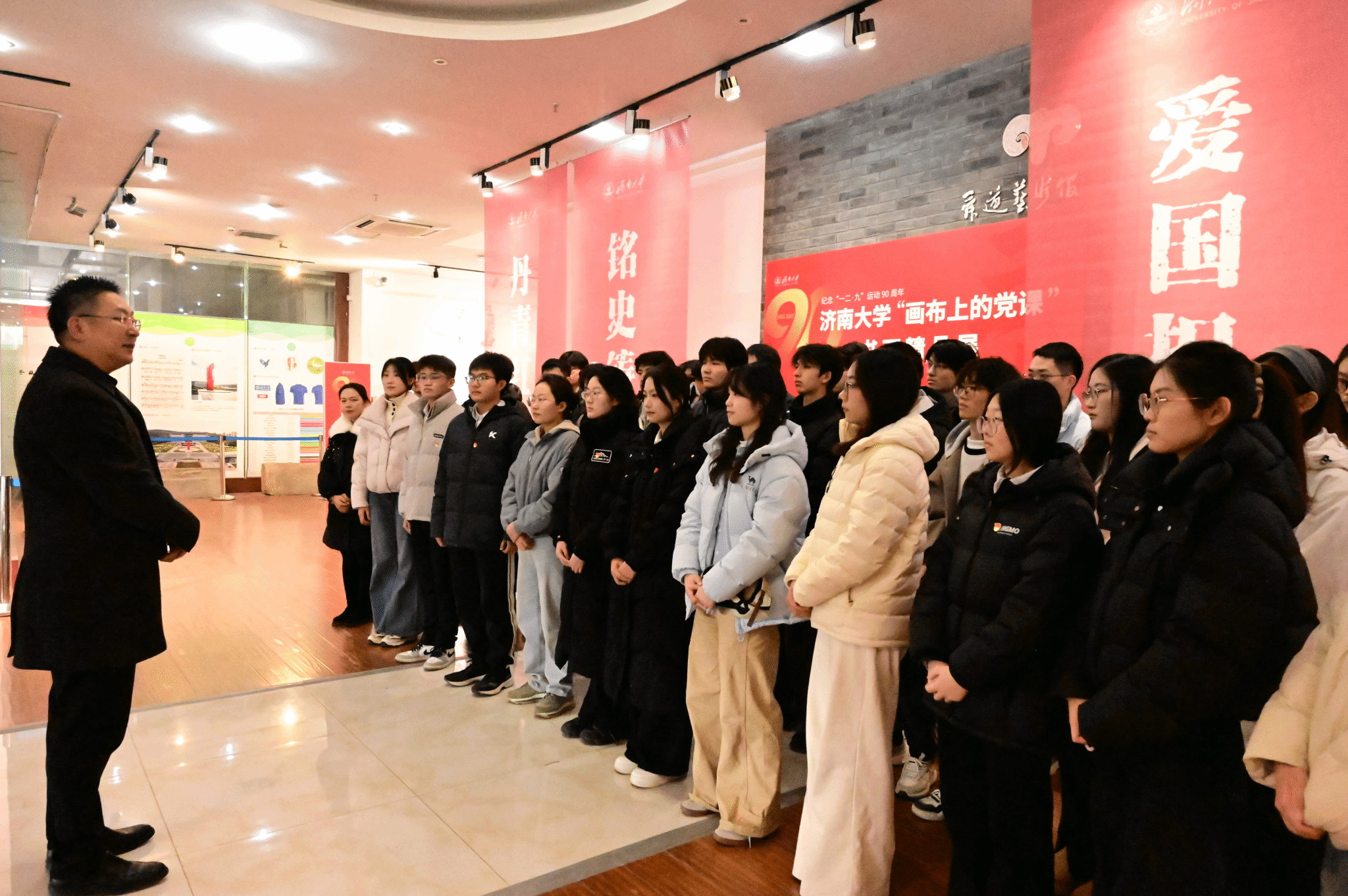 管理科学与工程学院开展“铭记历史 青春担当”主题党日暨党建带团建活动-济南大学管理科学与工程学院